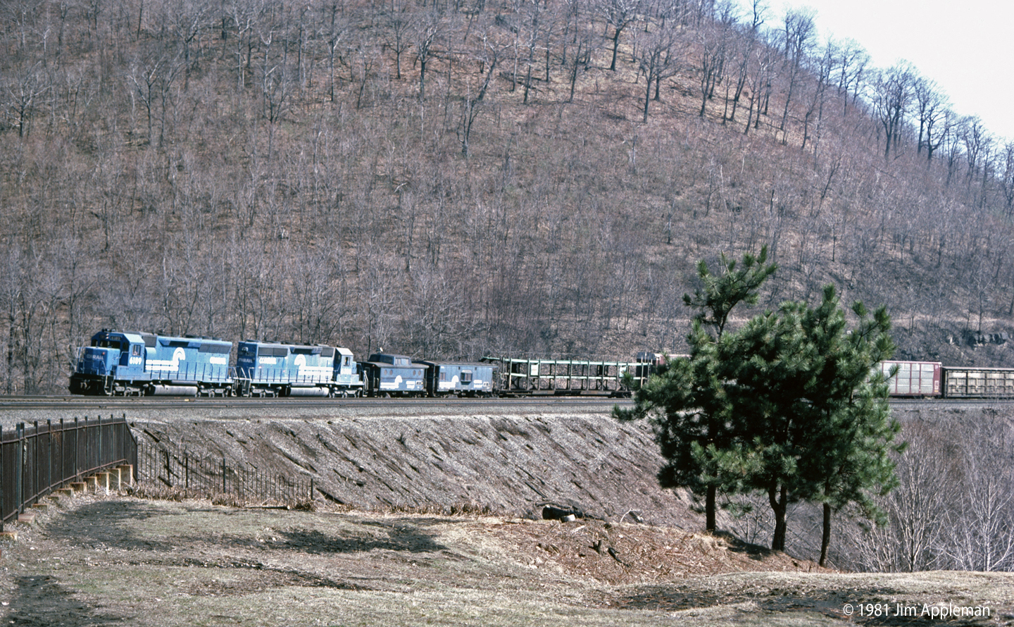 CR helpers, Horseshoe Curve 3/28/1981 | Conrail Photo Archive